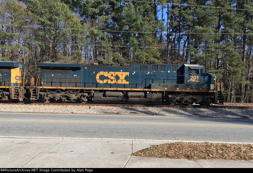 CSX 201 leads a tie train